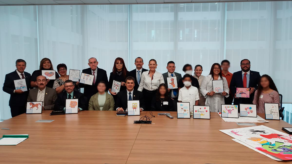 Niños, niñas y adolescentes de Aldeas Infantiles SOS entregan dibujos a ...